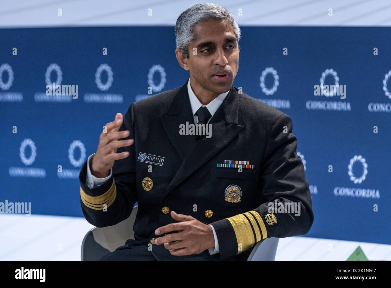 New York, NY - 19. September 2022: US-Chirurg General Vivek Murthy im Gespräch mit Dr. John ...
