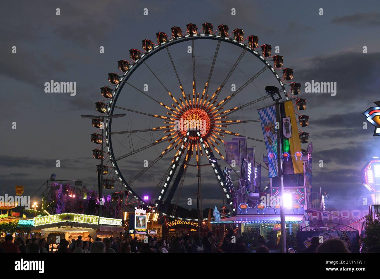 München, Deutschland. 19. September 2022. Das Riesenrad ist auf dem ...