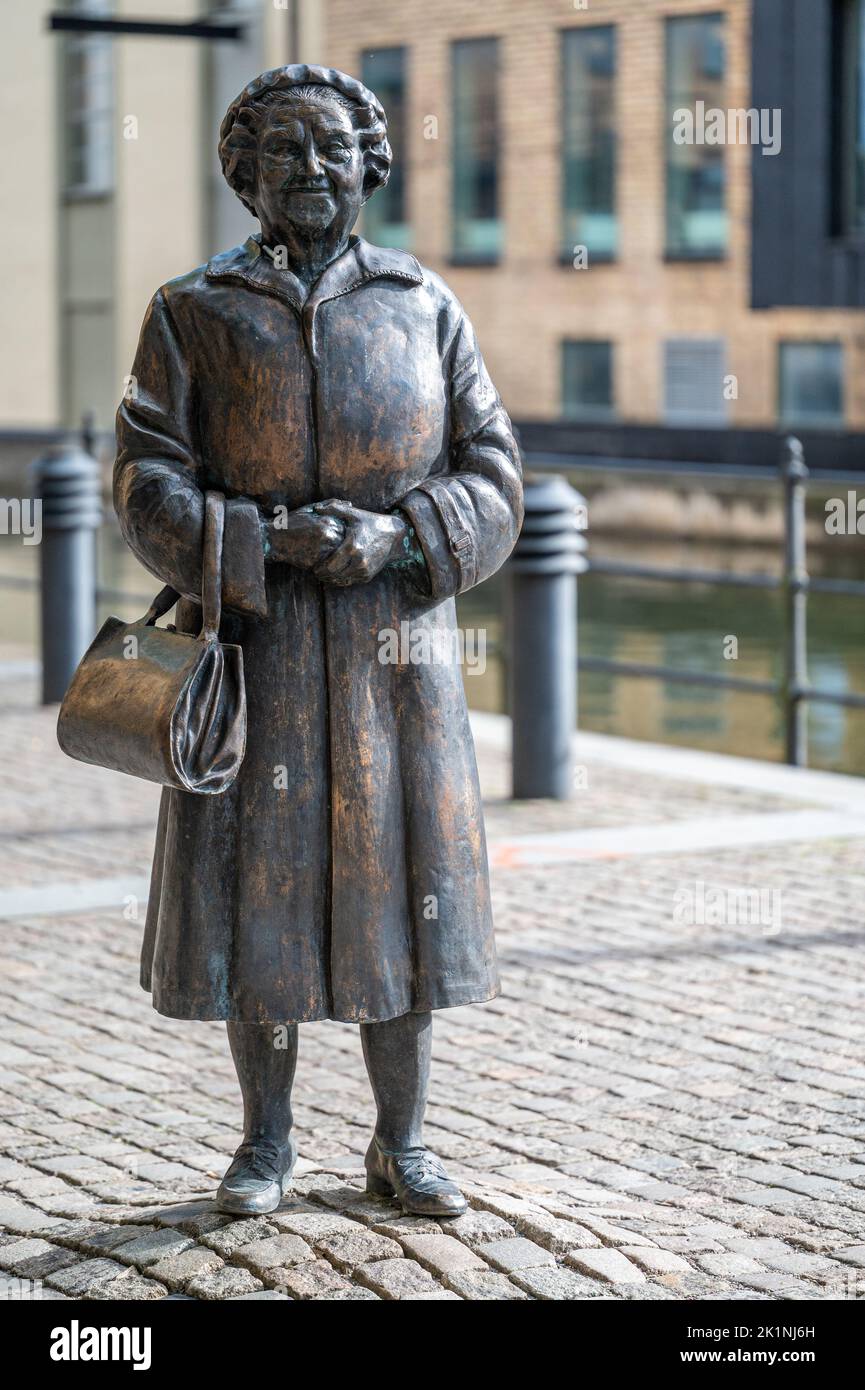 Die Skulptur „die Schwedische Tante“ von Susanna Arwin in der Industrielandschaft von Norrköping ...