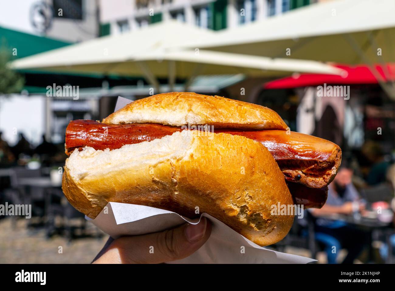 Deutsche Wurst auf knusprigem Brötchen aus Meier's Wurststand auf dem ...