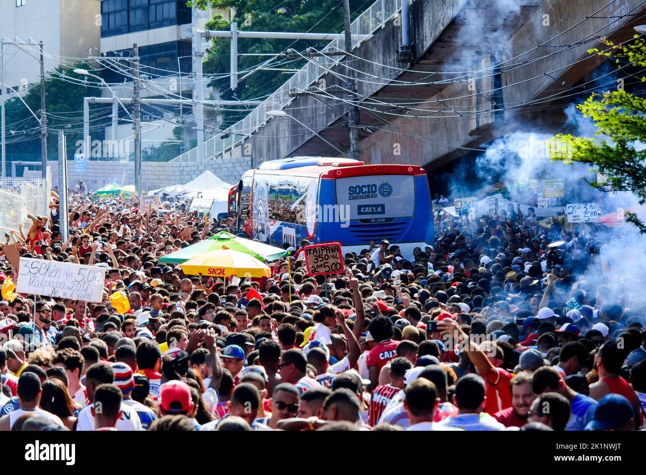 Fans des Esporte Clube Bahia empfangen den Bus mit den Bahia-Spielern ...