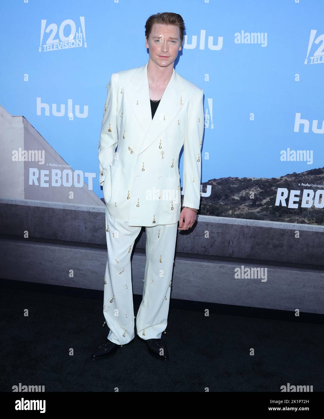 Calum Worthy kommt bei Hulus Original Series REBOOT Premiere im Fox ...