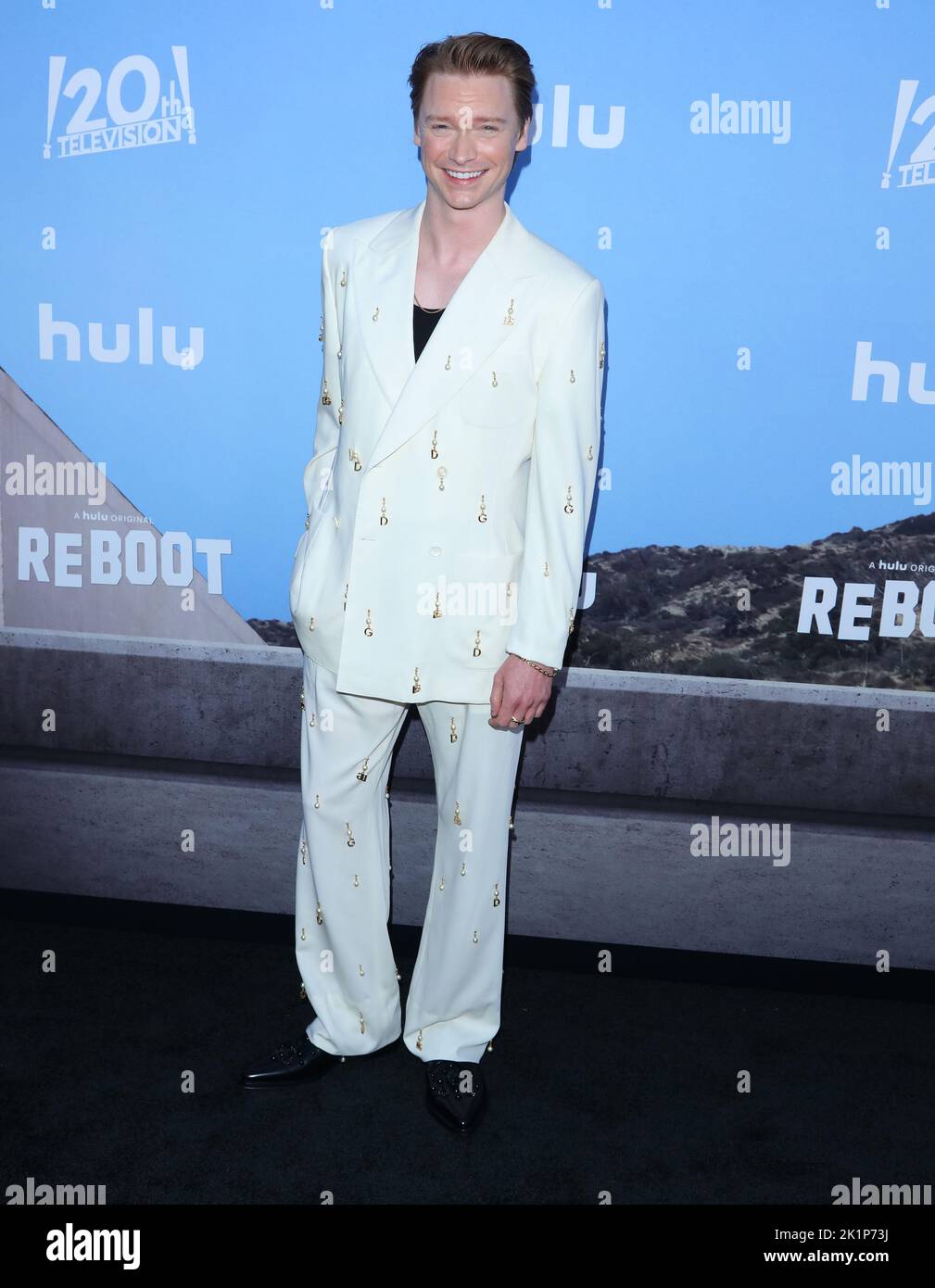 Calum Worthy kommt bei Hulus Original Series REBOOT Premiere im Fox ...