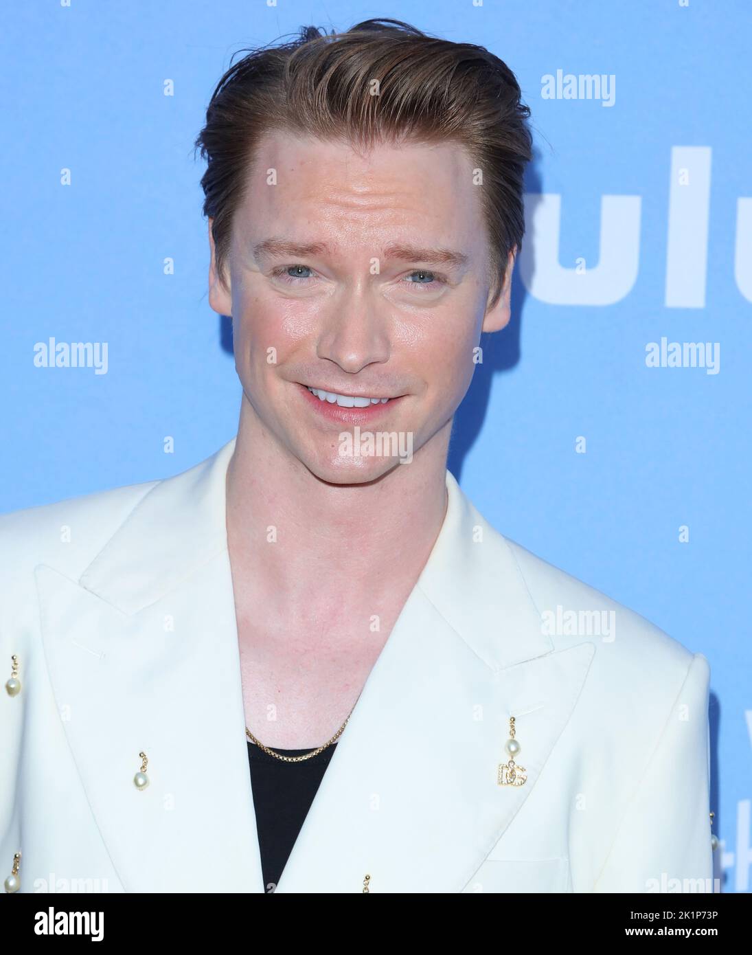 Calum Worthy kommt bei Hulus Original Series REBOOT Premiere im Fox ...