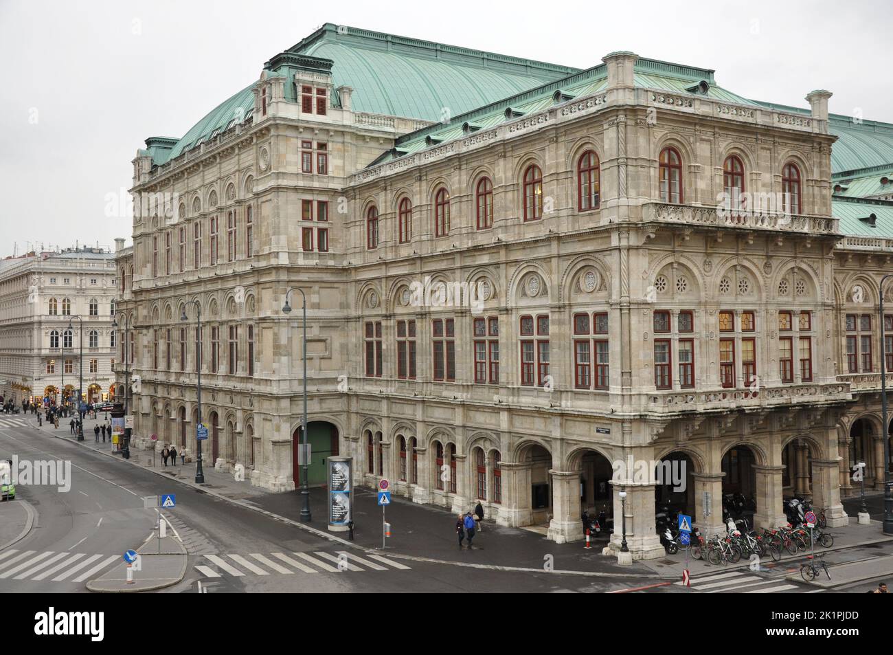 Statue opera house vienna -Fotos und -Bildmaterial in hoher Auflösung ...