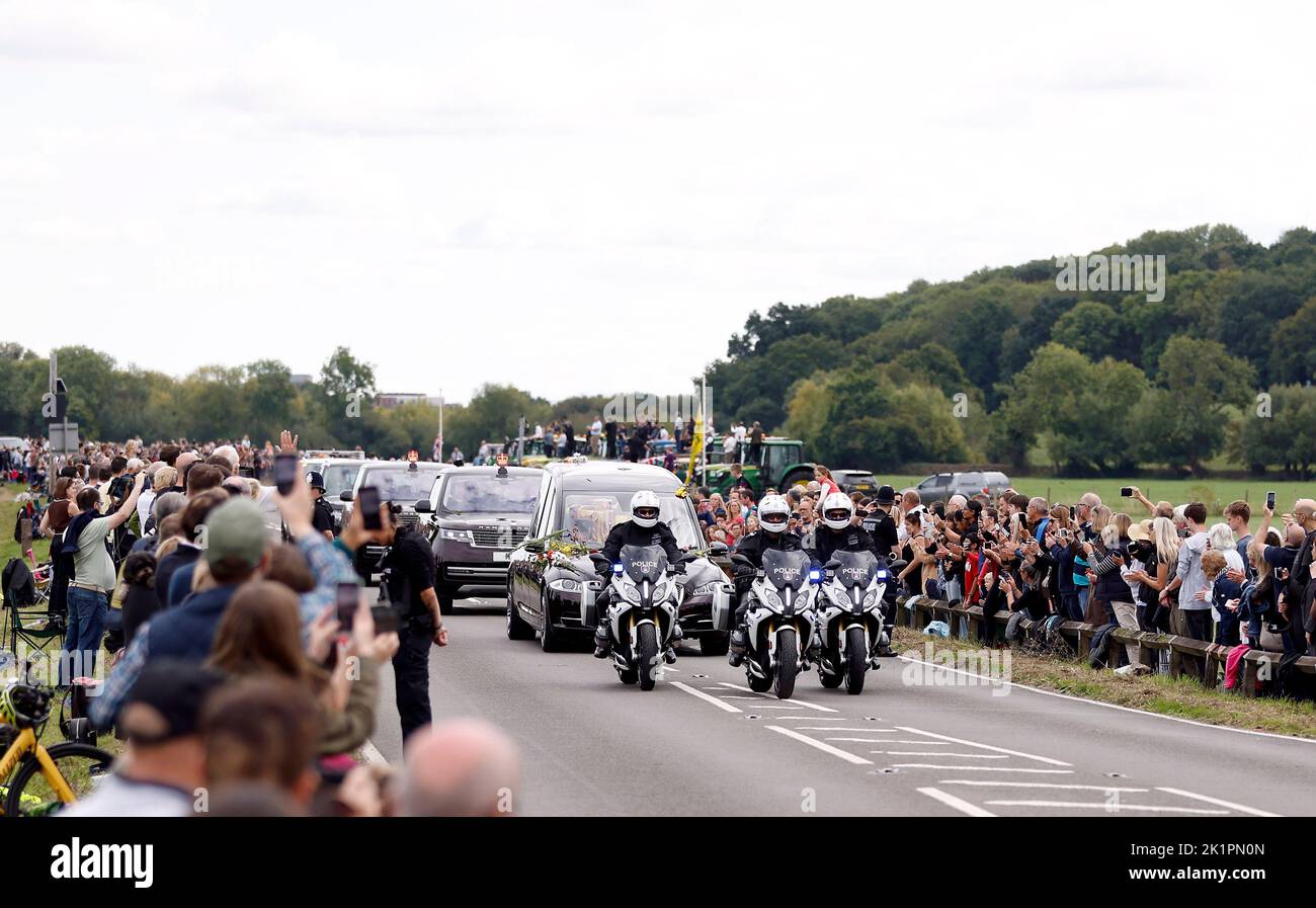 Das State Hearse trägt den Sarg von Königin Elizabeth II., der im Royal ...