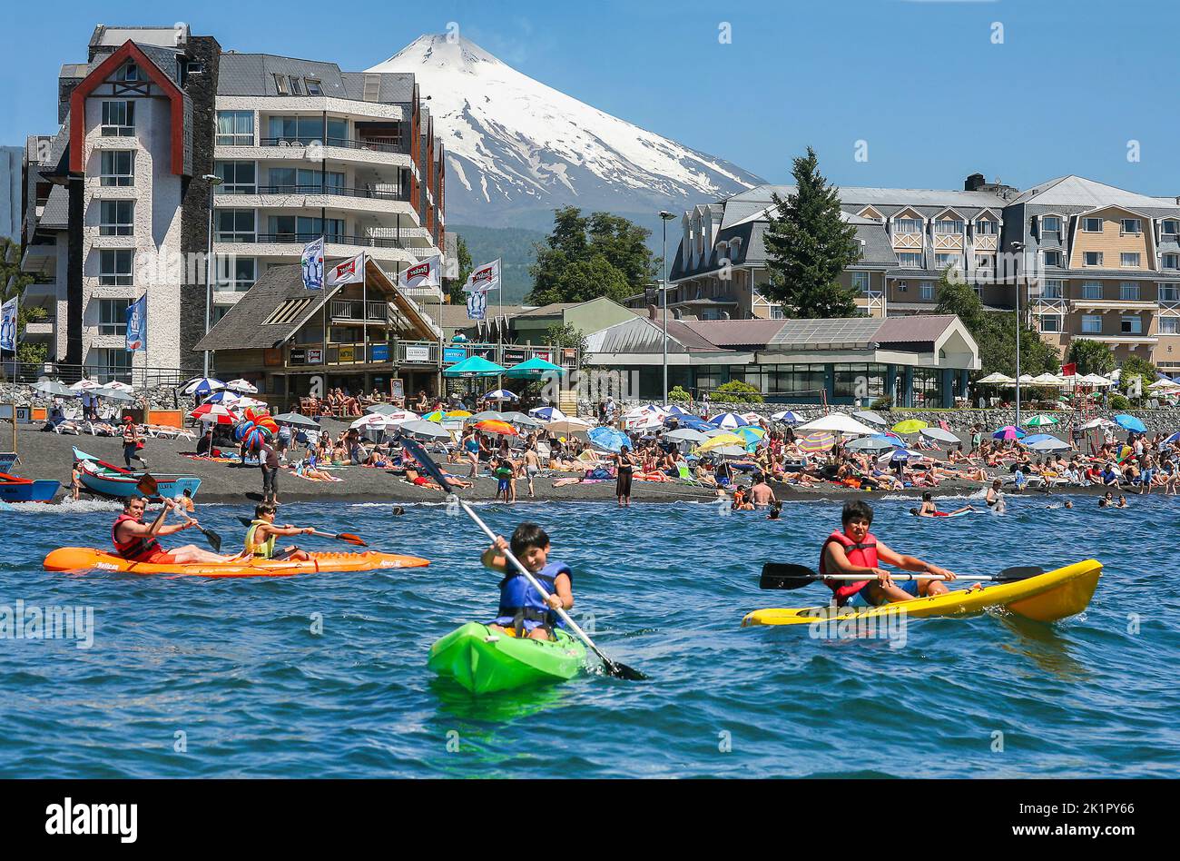 Chile, Strandleben am Strand von Pucon. Der Vulkan Villarrica kann vom ...
