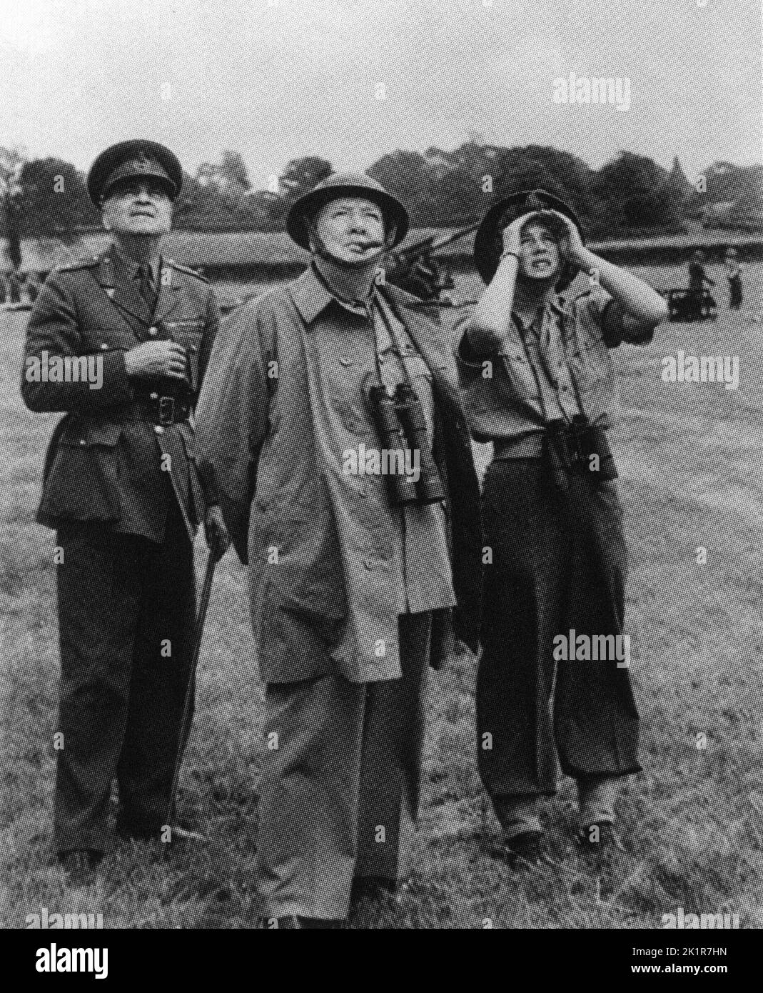 Winston Churchill mit seiner Tochter Mary bei einer Flak-Batterie in ...