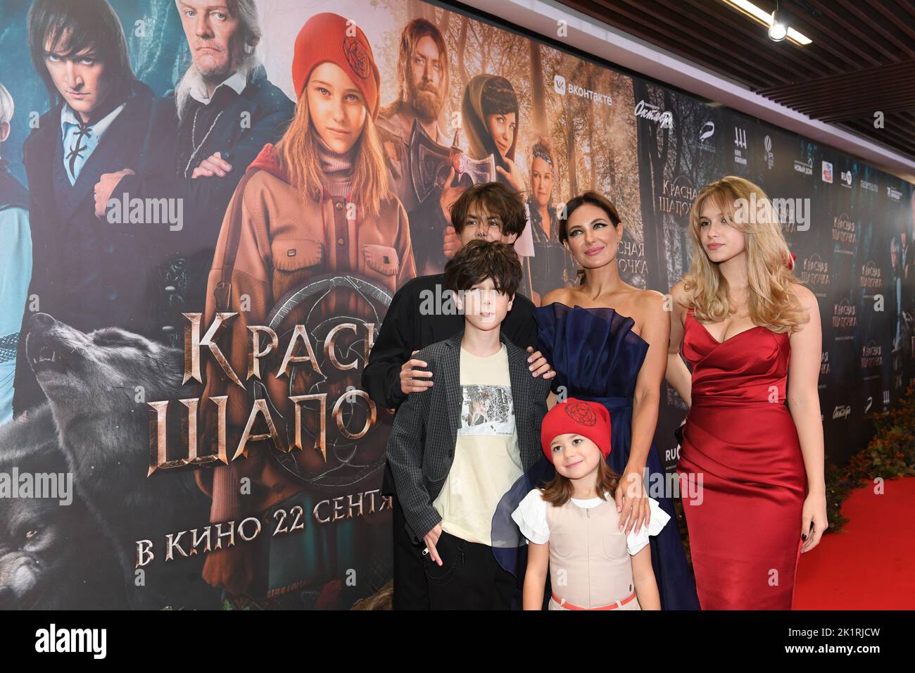 Moskau. Die Schauspielerin Ekaterina Klimova (in der Mitte) mit Kindern ...