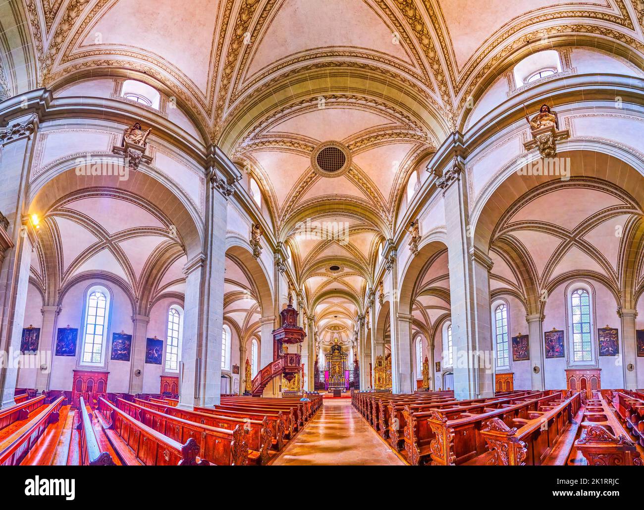 LUZERN, SCHWEIZ - 30. MÄRZ 2022: Hl. Panorama des Gebetssaals der ...