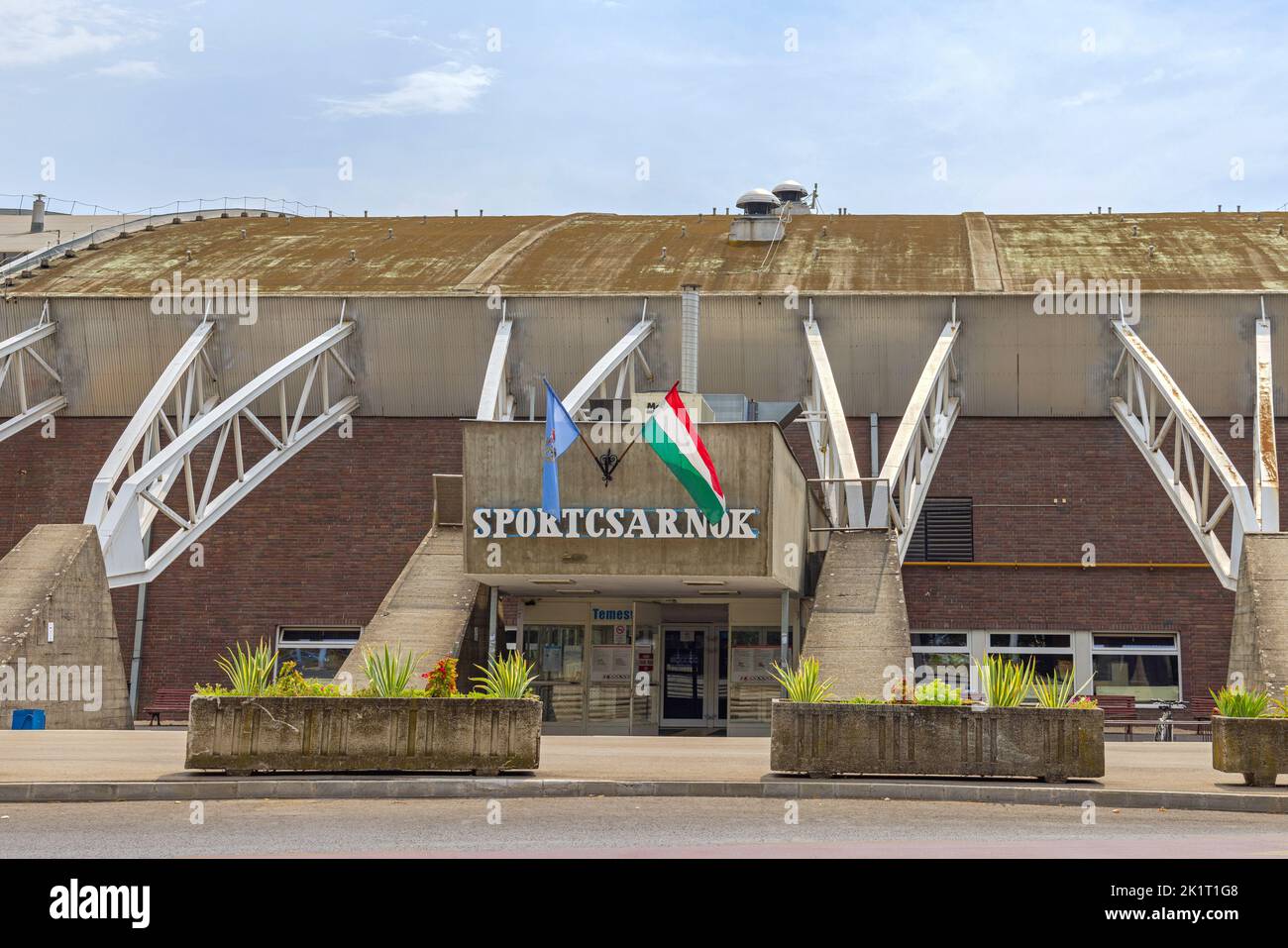 Szeged, Ungarn - 30. Juli 2022: Städtische Sporthalle und öffentliches ...