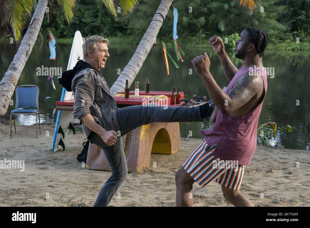 COBRA Kai, William Zabka (links), (Staffel 5, ausgestrahlt am 9 ...