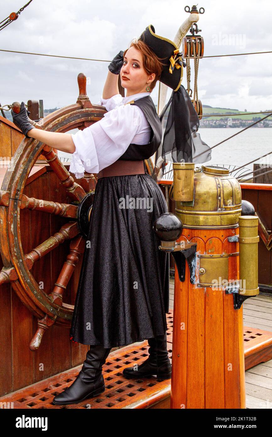 Ashley Wilkinson trägt ein Cosplay-Piratenkostüm an Bord des RRS ...