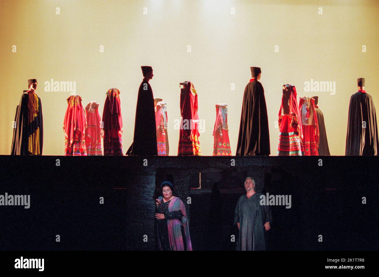 Unten entombed: Sharon Sweet (Aida), Michael Sylvester (Radames) in ...