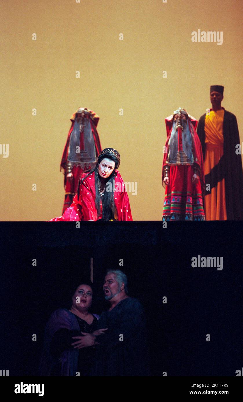 Unten, entombed: Sharon Sweet (Aida), Michael Sylvester (Radames) Oben ...