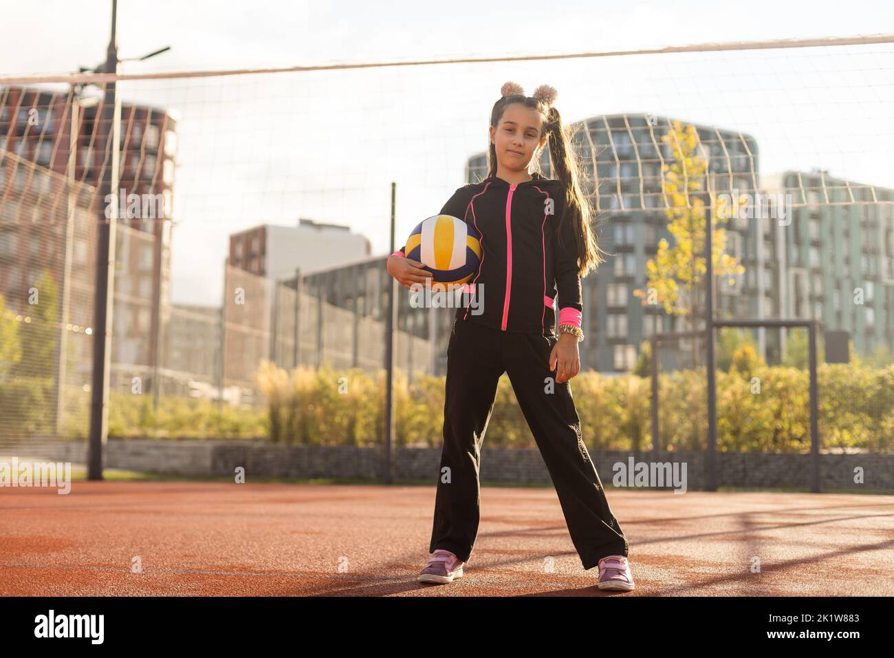 Kleines mädchen beim volleyball -Fotos und -Bildmaterial in hoher ...