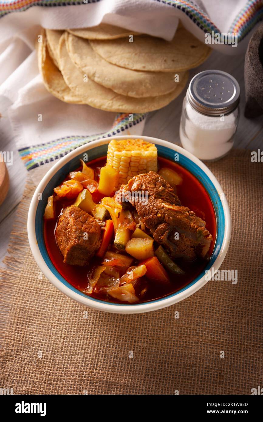 Mole de Olla. Es ist ein ausgewogenes 1-Topf-Gericht, typisch für die ...