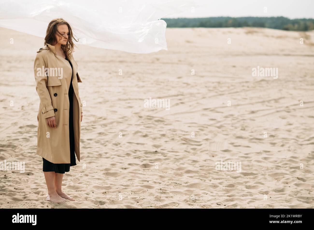 Verzweifelte Frau. Fehler bereuen. Verrat, Trauer. Naturlandschaft ...