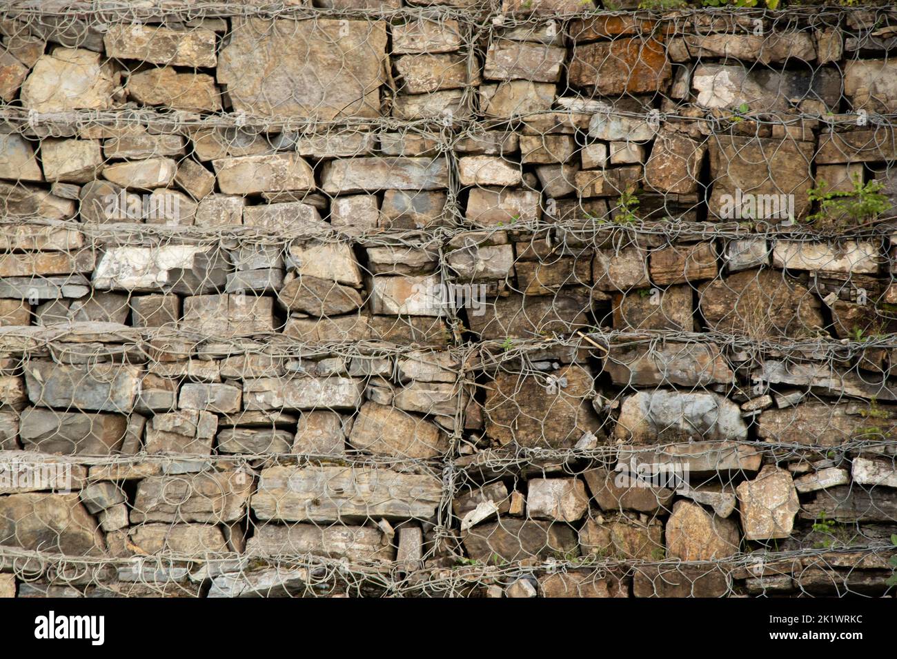 Gabionenzaun aus Bergsteinen in den Karpaten in der Ukraine als ...