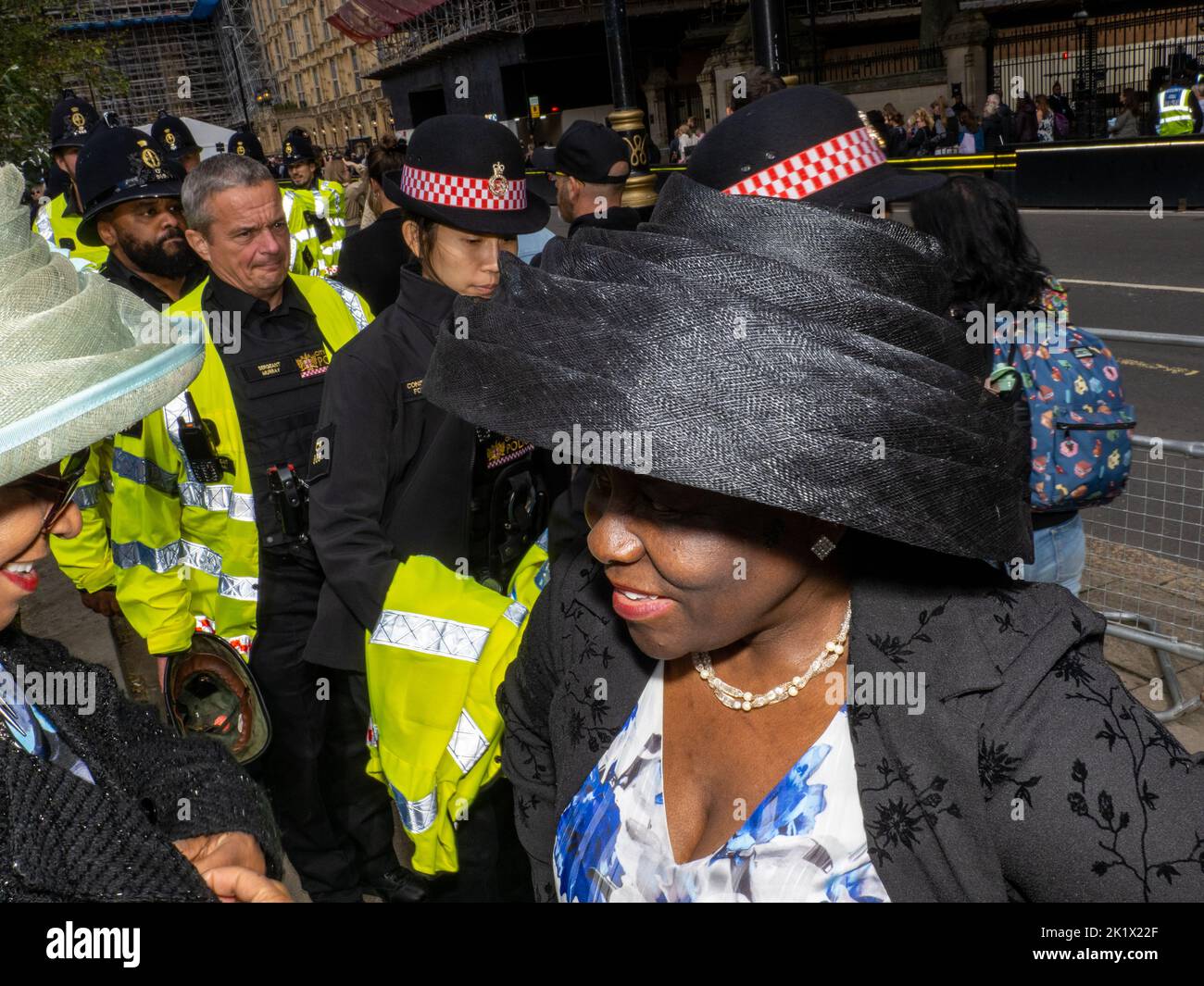 LONDON, ENGLAND - 16. SEPTEMBER: Besucher des Parliament Square erleben ...