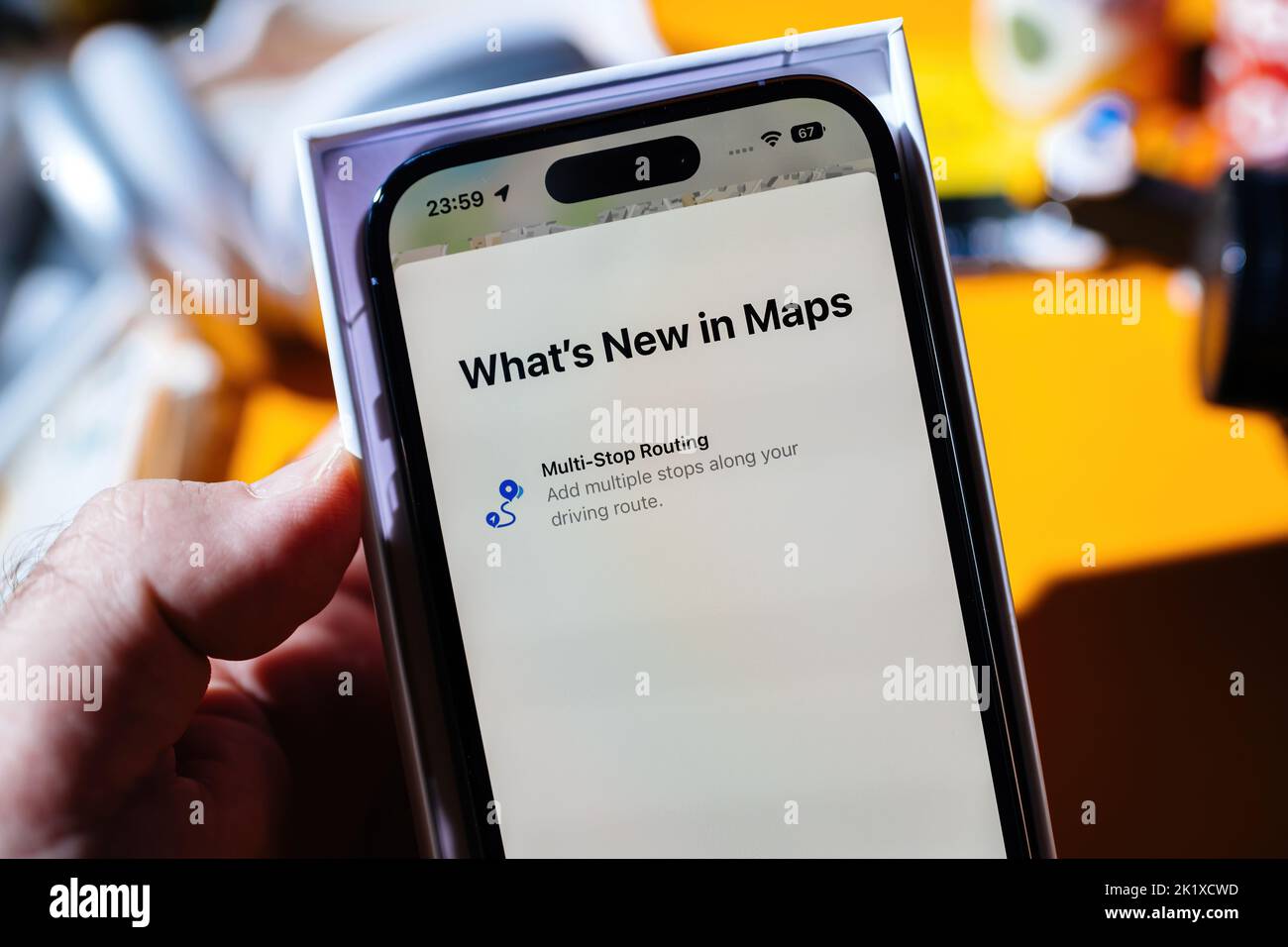 Paris, Frankreich - 17. Sep 2022: Was gibt es Neues in Maps - Multi-Stop-Routing entlang der ...