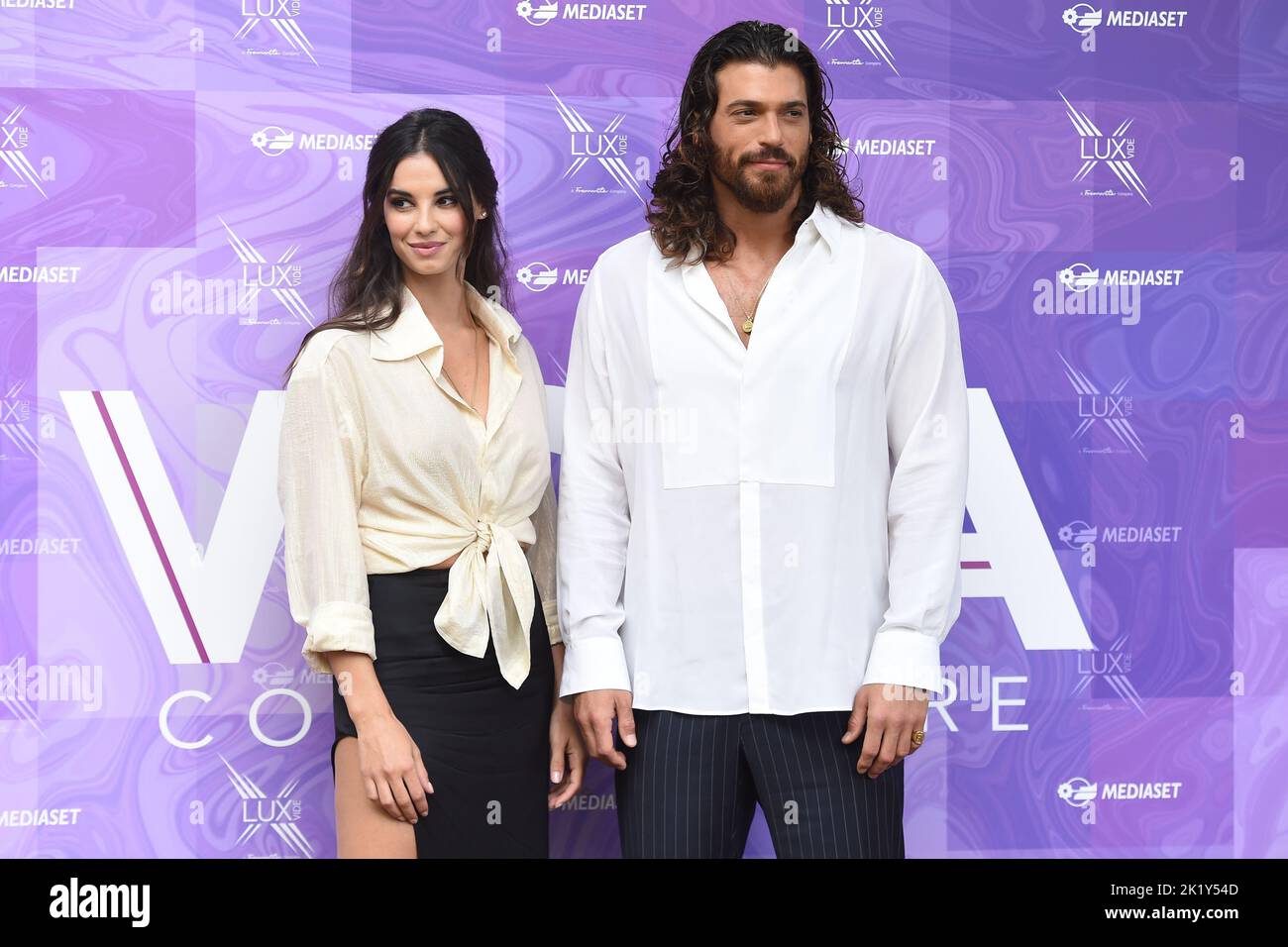 Im Kinohaus der Villa Borghese kommen im Rahmen der Fotoserie viola von mediaset die beiden ...