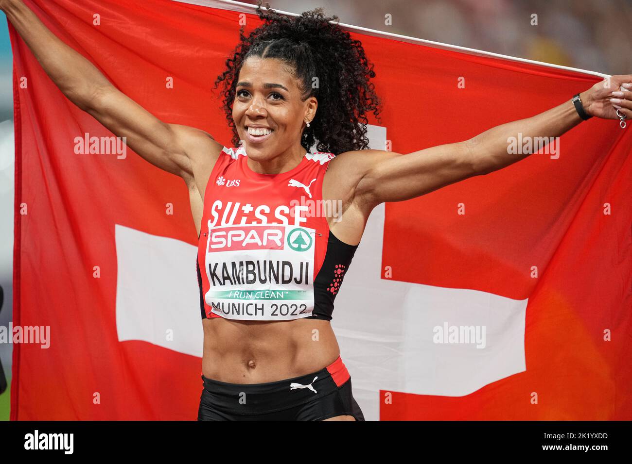 Mujinga Kambundji mit ihrer Landesflagge der 200 Meter bei den ...