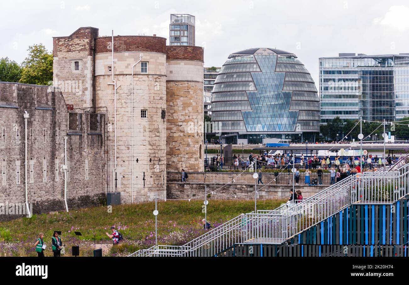 Der Tower of London ‘Superbloom’ markiert das Platin-Jubiläum der ...