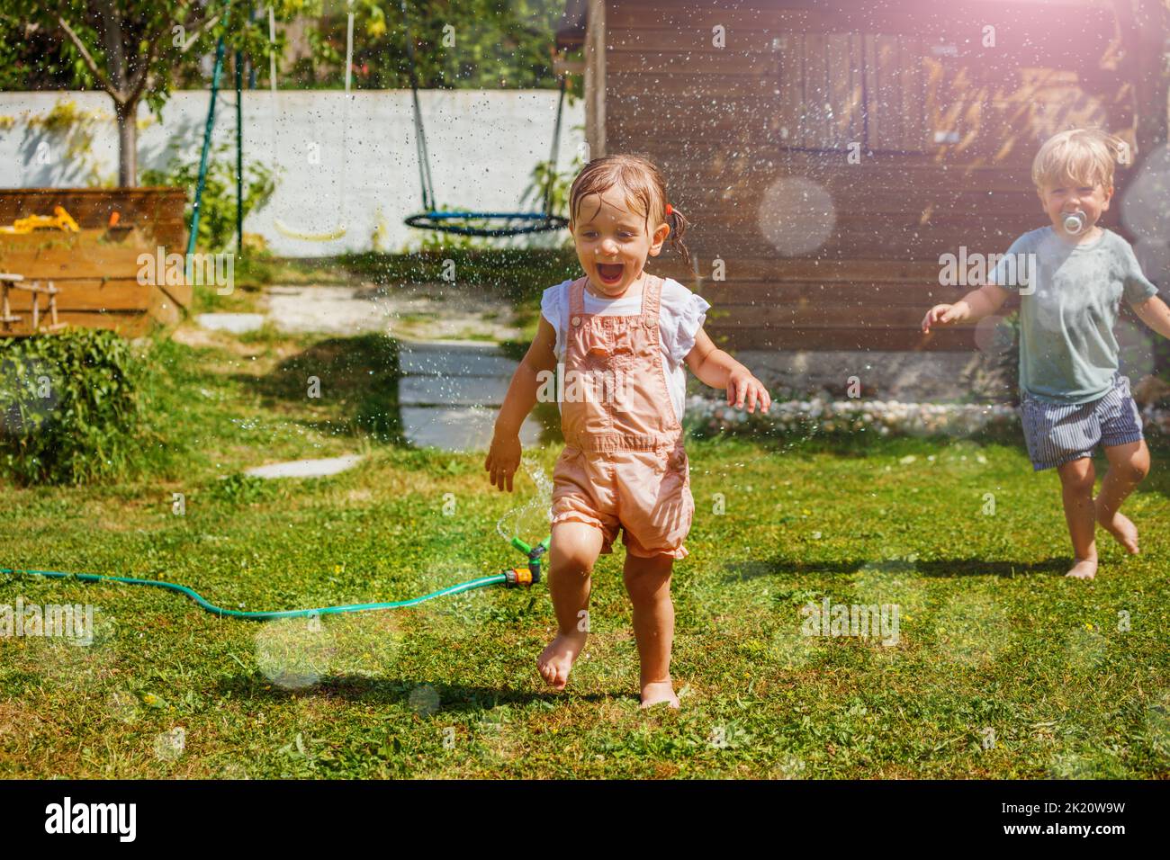 Zwei kinder springen ins wasser -Fotos und -Bildmaterial in hoher ...