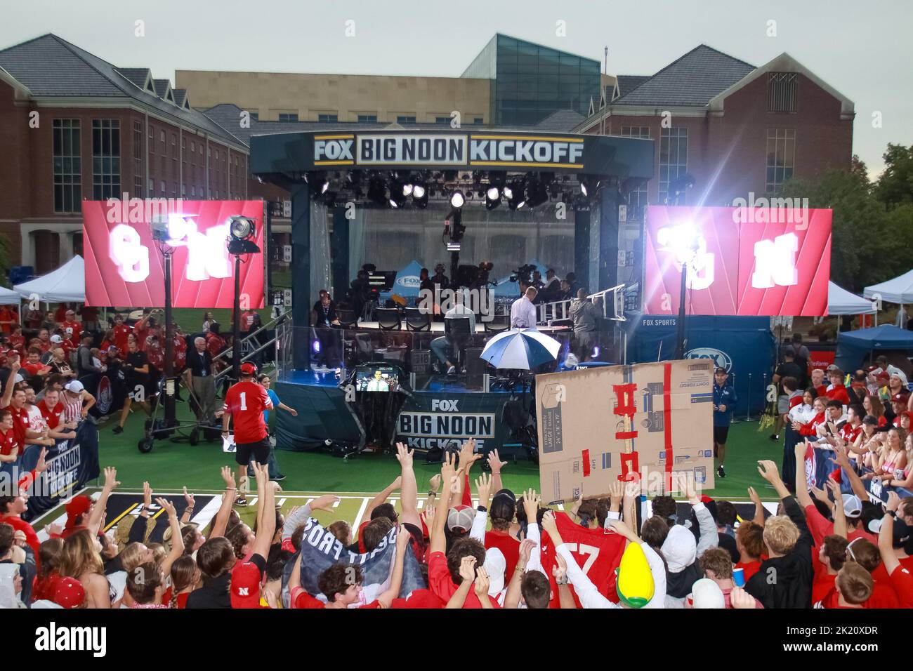 DAS Fox Big Noon Kickoff zieht im Memorial Stadium vor Nebraska gegen ...