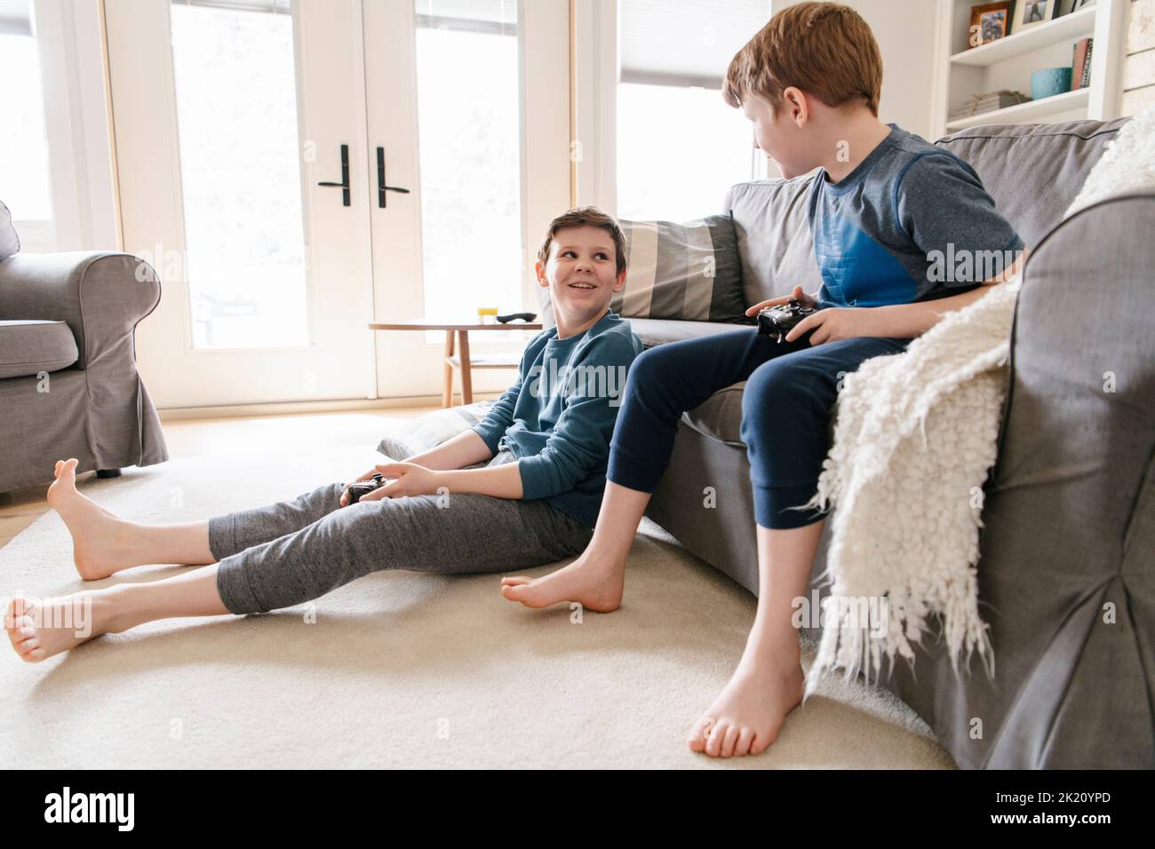 Jungs Barfuß Im Wohnzimmer Fotos Und Bildmaterial In Hoher Auflösung Alamy