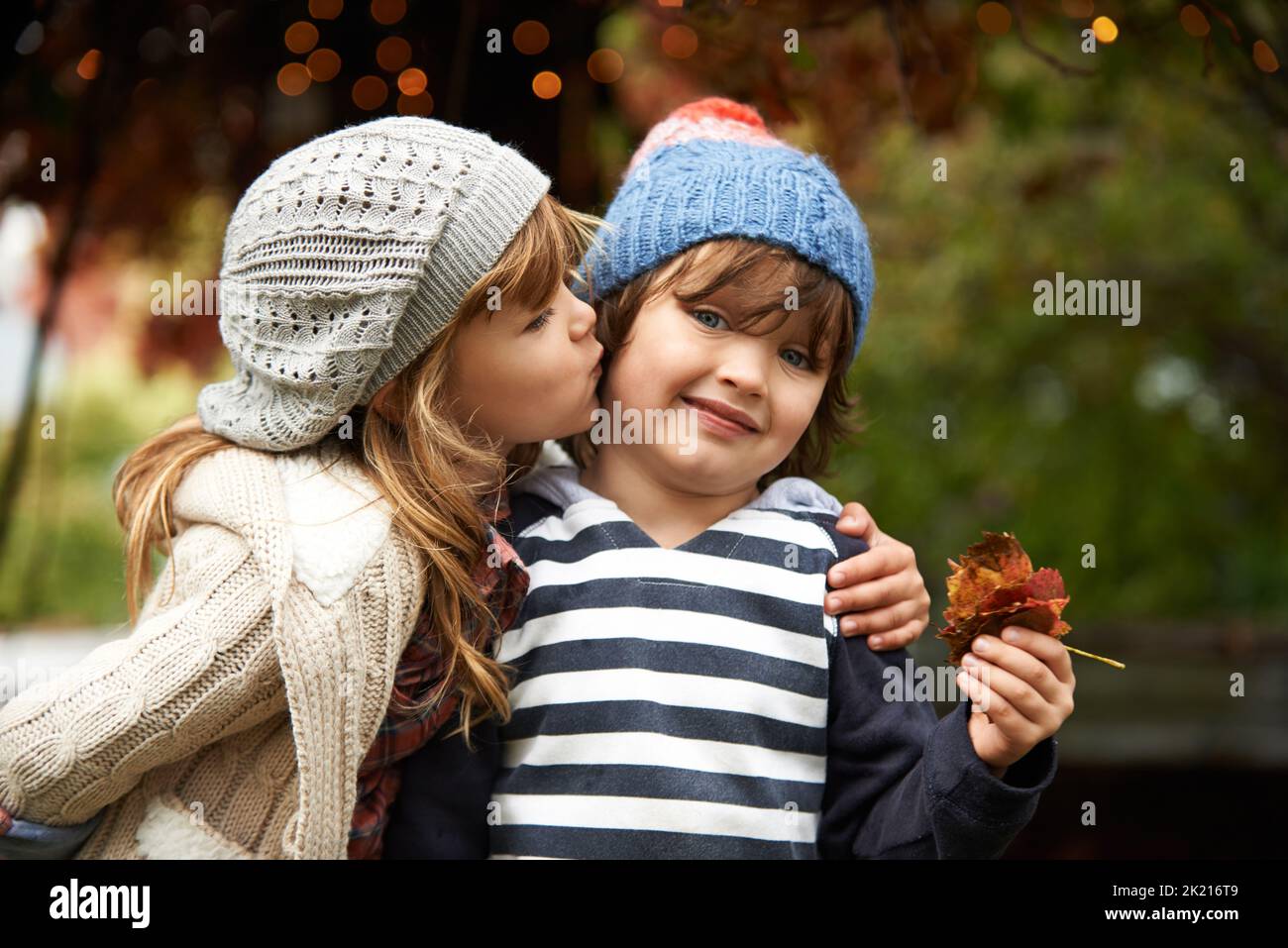 Schüchternes mädchen klein -Fotos und -Bildmaterial in hoher Auflösung ...