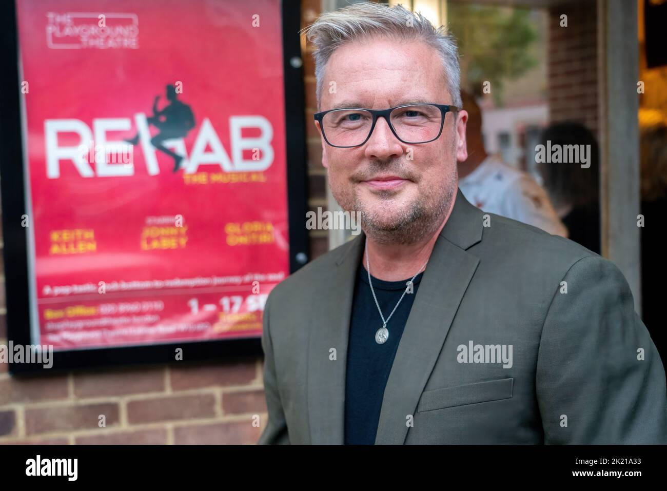 Regisseur & Choreograf Gary Lloyd mit Reha das musikalische Plakat vor dem Playground Theatre ...