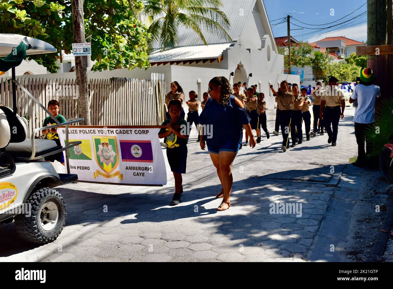 Die Belize Police Youth Cadet Corp Prozession in der San Pedro, Belize ...