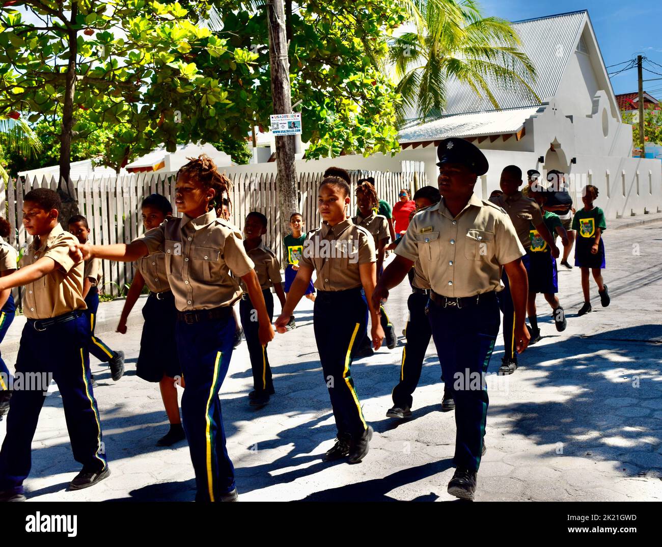 Die Belize Police Youth Cadet Corp Prozession in der San Pedro, Belize ...