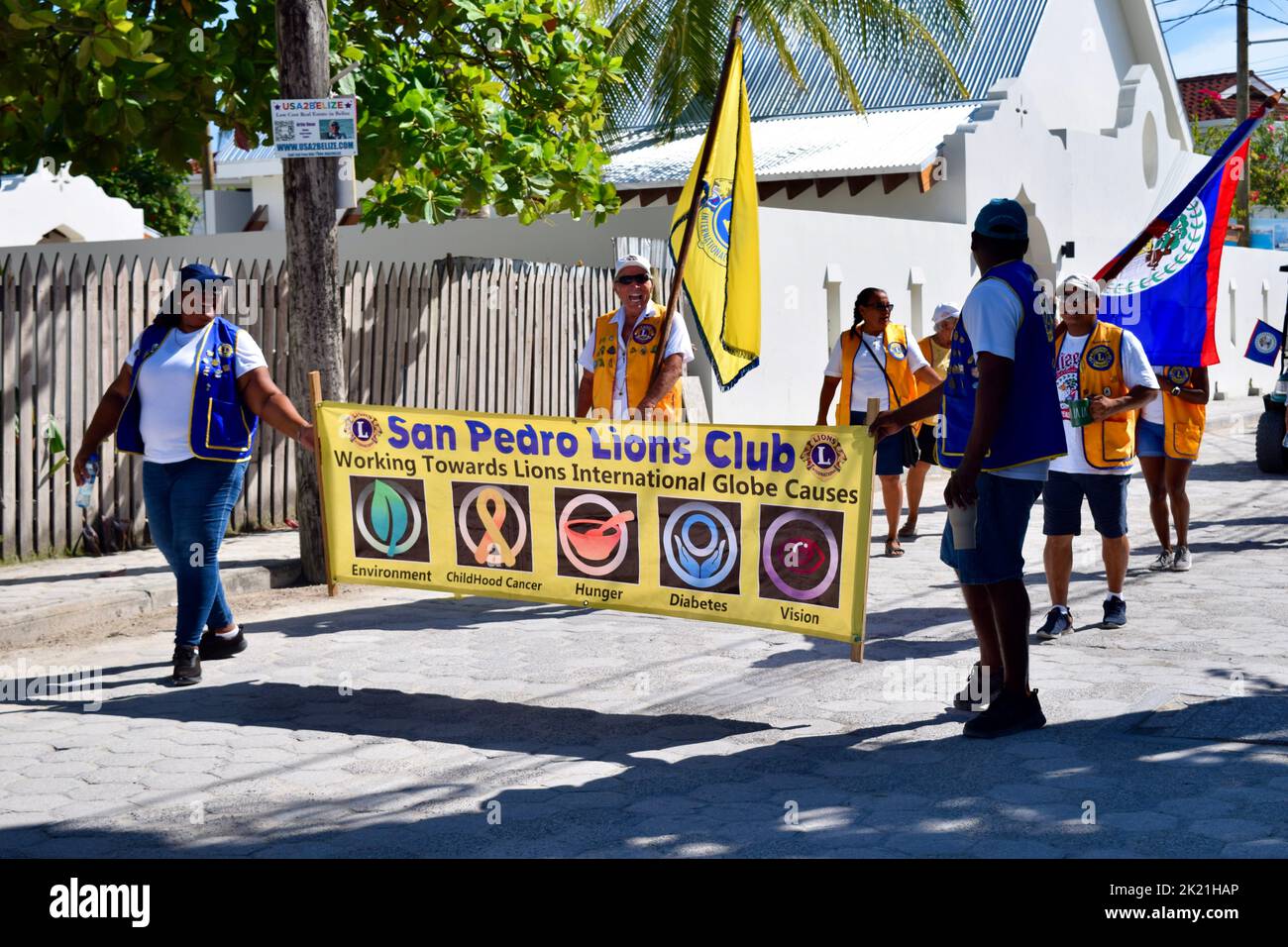 Der San Pedro Lion's Club bei der Parade im San Pedro, Belize, Karneval ...