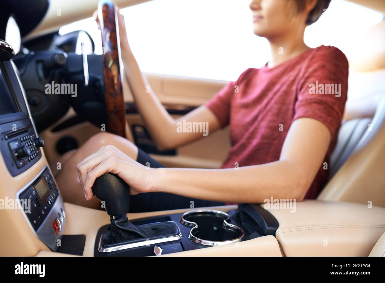 Frau im luxusauto -Fotos und -Bildmaterial in hoher Auflösung – Alamy