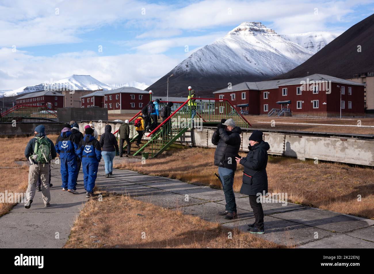 Pyramiden, Norwegen. 10. September 2022. Touristen wandern durch die ...