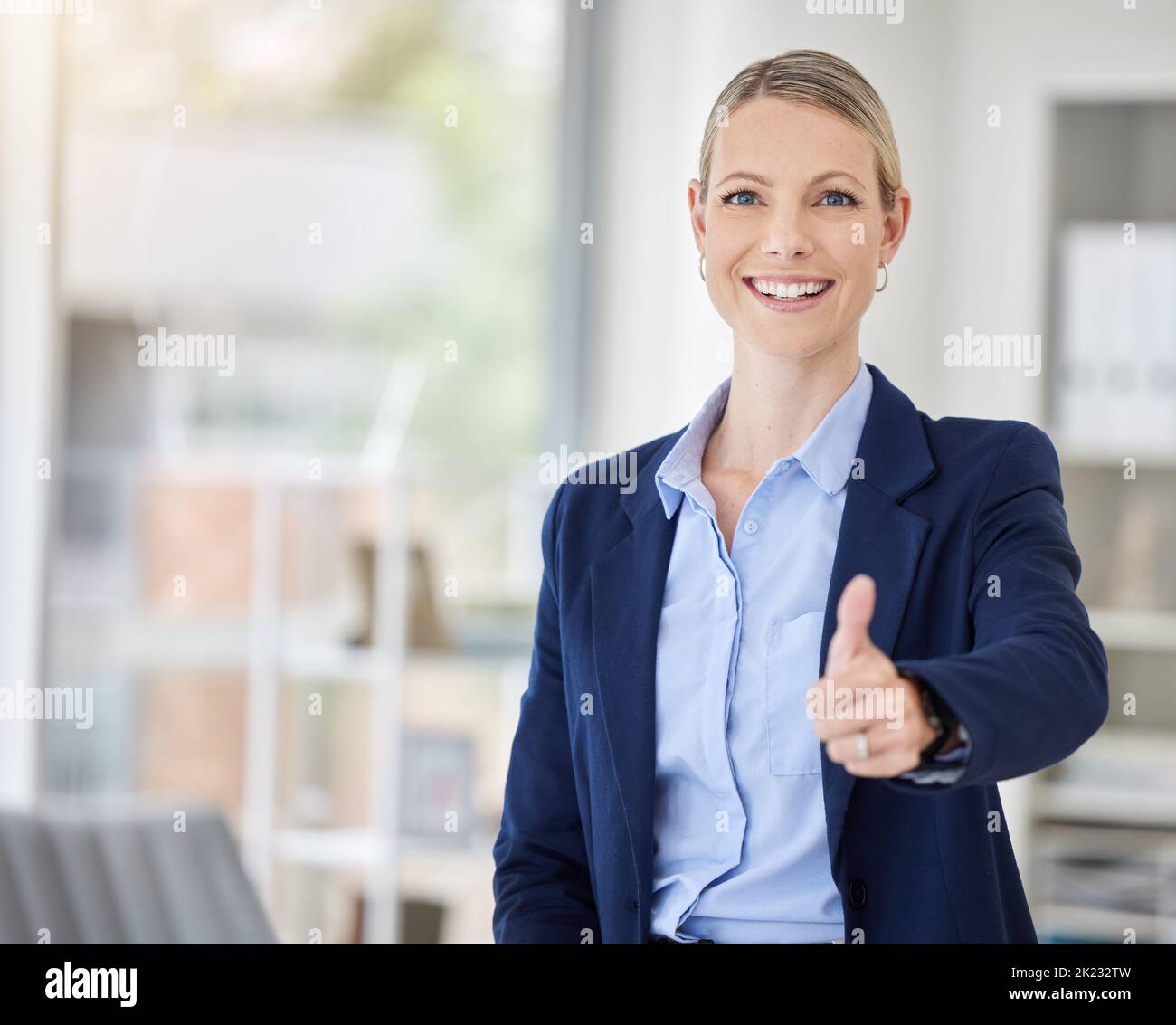 Daumen hoch, danke und Motivation mit einer Geschäftsfrau, die Ja sagt ...