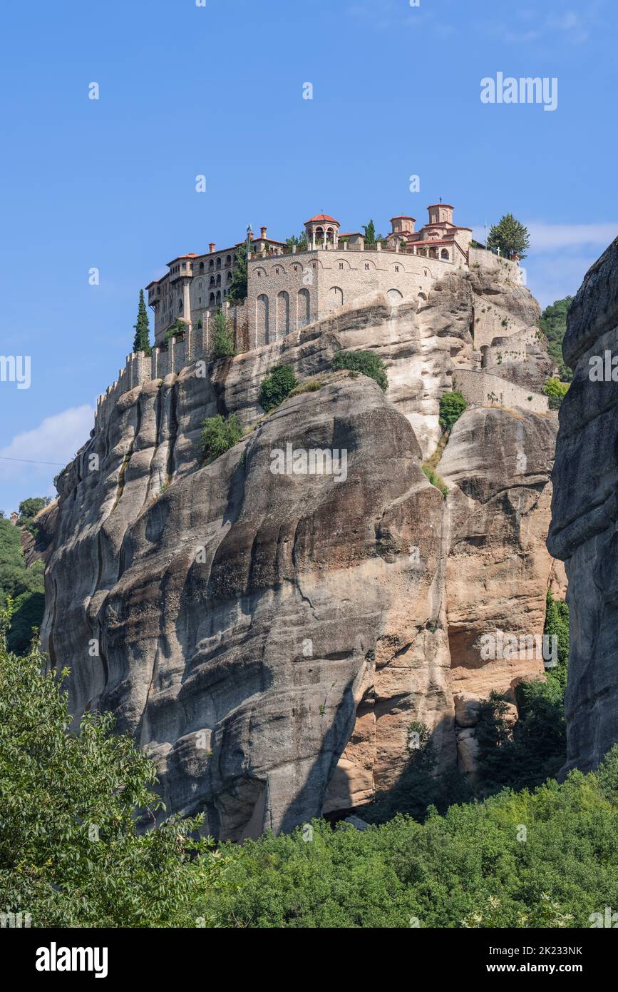 Untere Ansicht des Felsens, der wie eine Steinsäule über der Thessalian ...