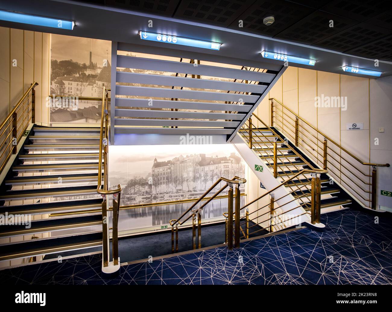 2022-09-22 12:59:56 VELSEN-NORTH - das Treppenhaus auf dem Schiff Silja ...