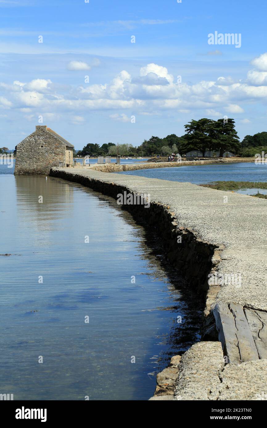 Wassermühle Moulin a maree de Berno und Meeresmauer entlang des etang ...