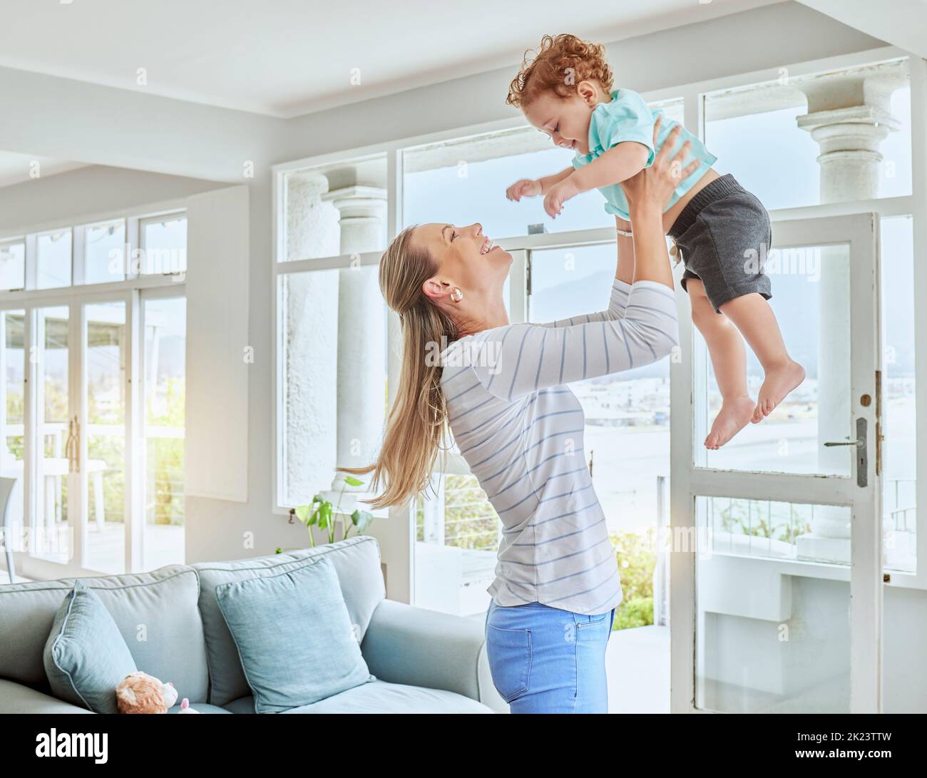 Familie, Liebe und Energie mit Mutter und Sohn spielen, binden und ...