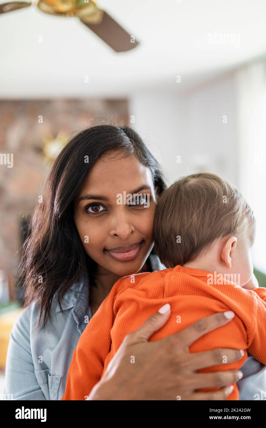 Foto von mutter und sohn -Fotos und -Bildmaterial in hoher Auflösung ...