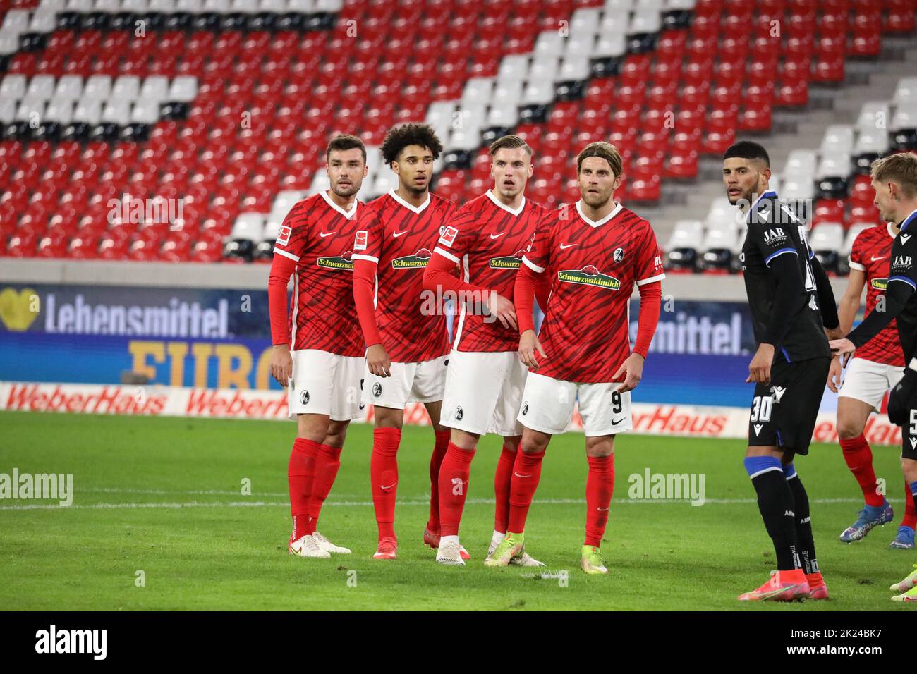 In Reihe und Glied warten v. li. Manuel Gulde (Freiburg), Kevin Schade ...