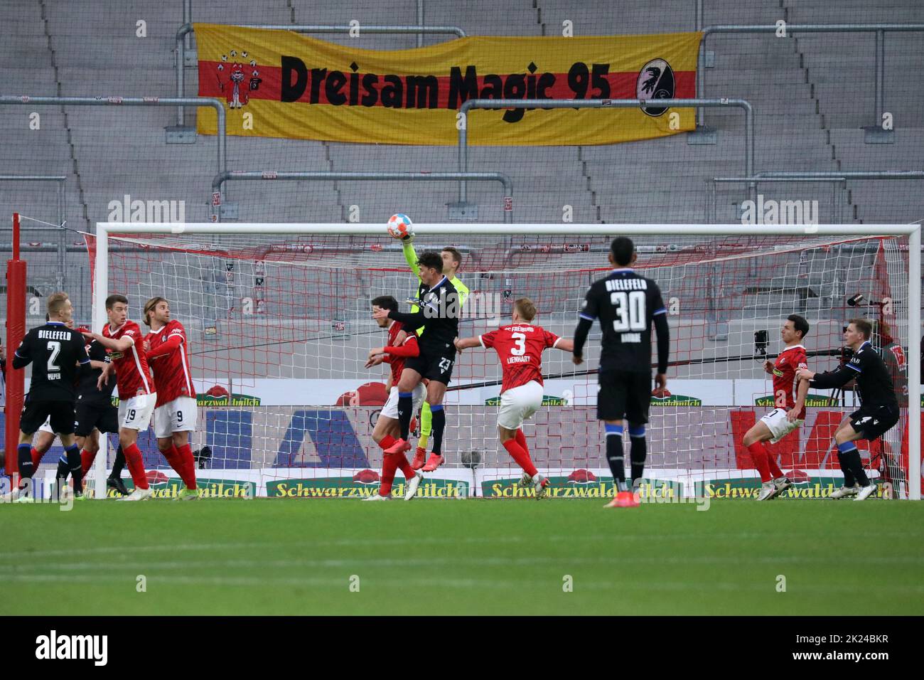 In dieser Szene kann Torwart Benjamin Uphoff (Freiburg) erklären, die ...