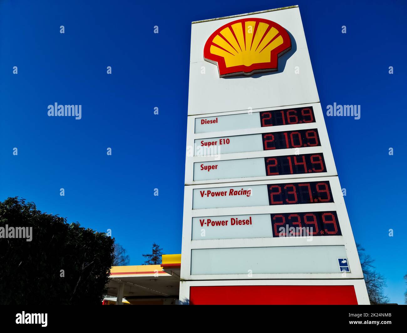 Explodierende Benzinpreise an einer Shell-Tankstelle in Deutschland als ...
