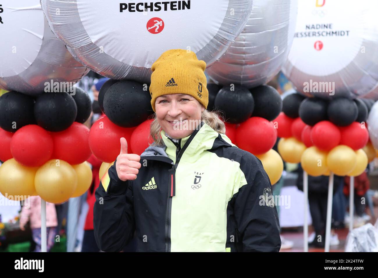 Daumen hoch: Eisschnelllauf-Olympiasiegerin Claudia Pechstein beim ...