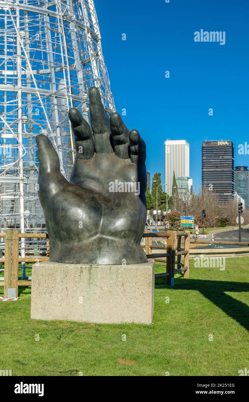 MADRID, SPANIEN - 12. JANUAR 2022: Die Hand, eine Bronzeskulptur des ...