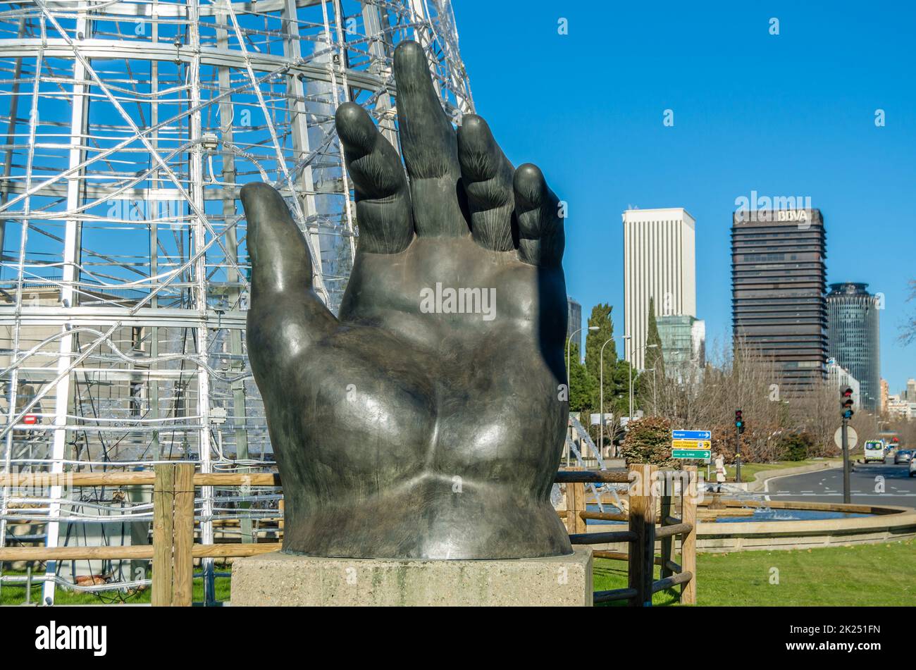 MADRID, SPANIEN - 12. JANUAR 2022: Die Hand, eine Bronzeskulptur des ...